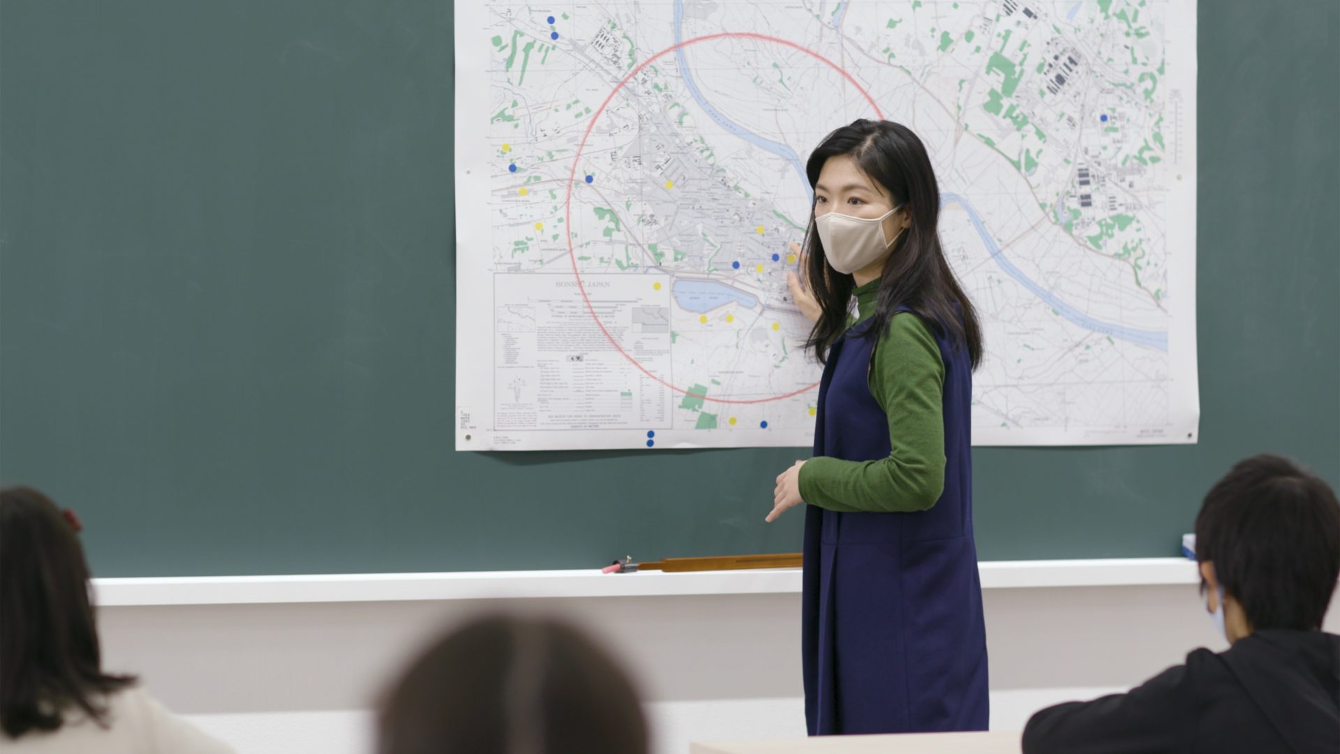 The Classroom Divided by a Red Line - HIKARU FUJII | 藤井光